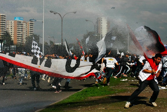 Banderazo a Colo Colo antes del clásico sin público