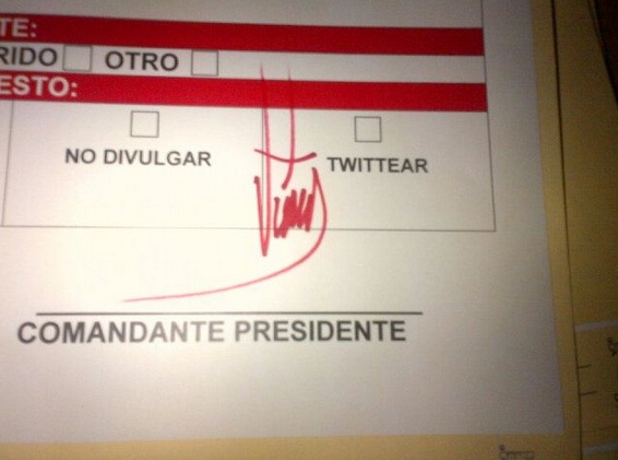 Ahora filtran foto de documento con firma de Hugo Chávez