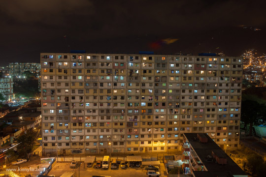 La vida en las entrañas del Bloque 7: El lugar más chavista de Caracas