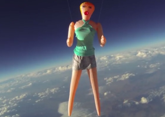 ¿Qué pasa cuando envías una muñeca inflable a 30 mil metros de altura?