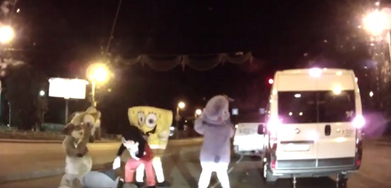 WTF: Mickey Mouse y Bob Esponja golpean a chofer hasta dejarlo tirado ...