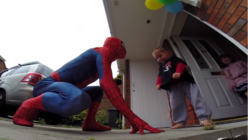 Video adorable: Sorprendió con una visita de Spiderman a su hijo con cáncer