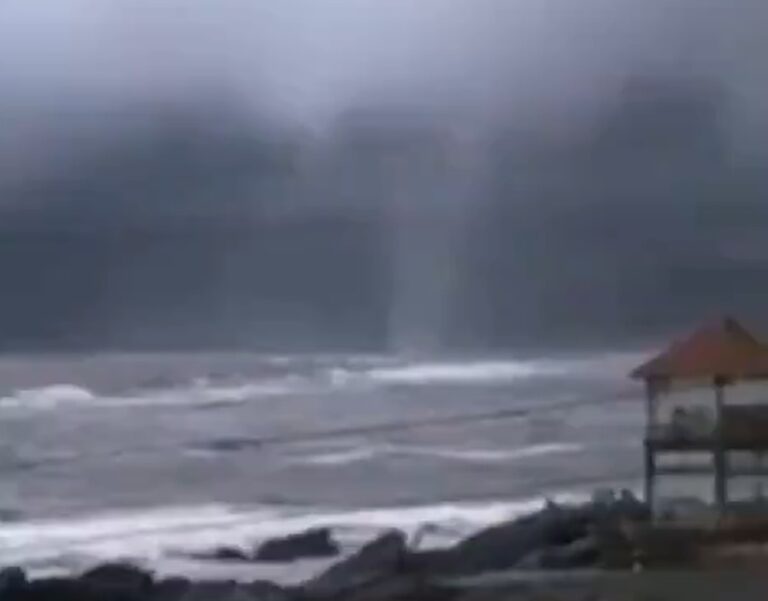 [Videos] Captan tromba marina en las costas de Iloca