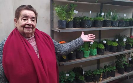 María Saavedra: La abuela influencer que vende plantas por Instagram