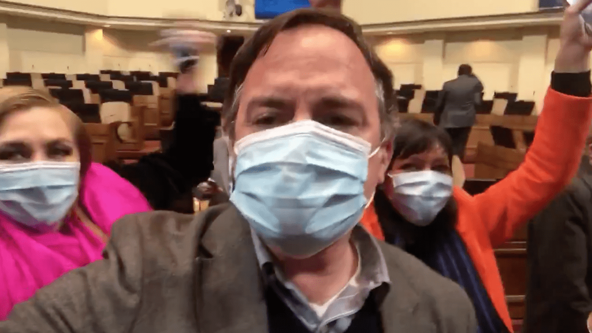 Diputadas celebran aprobación bailando y saltando en video de Matías Walker en el Congreso