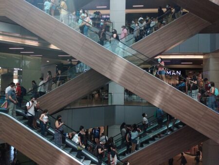 Seremi de Salud abre sumario sanitario contra mall Costanera Center y reducen aforo en un 80 por ...