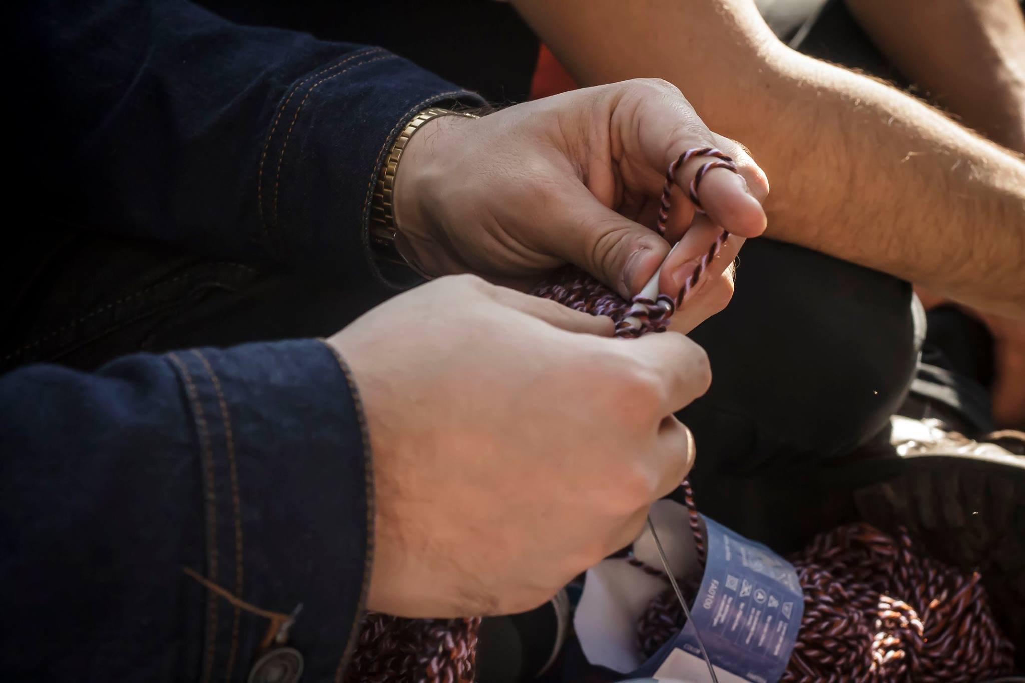 Más allá de Tom Daley: el movimiento de hombres tejedores en Chile