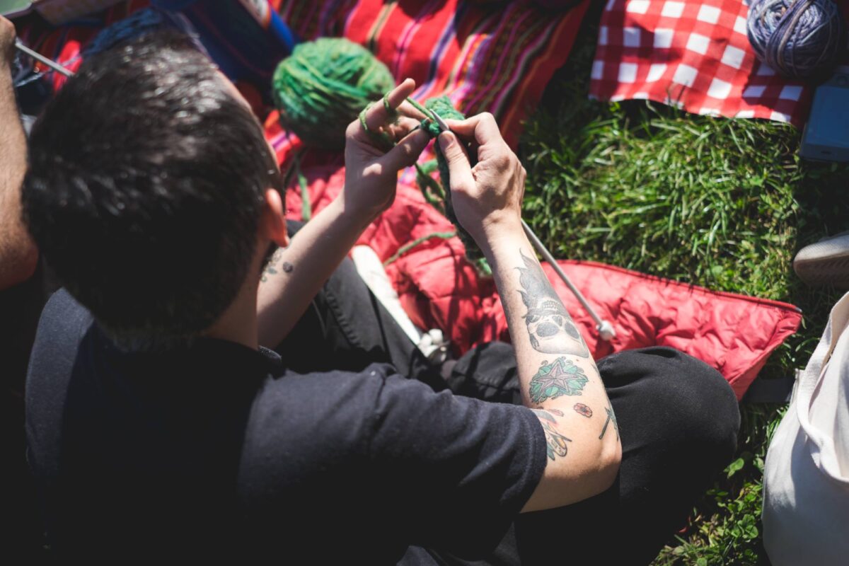 Más allá de Tom Daley: el movimiento de hombres tejedores en Chile