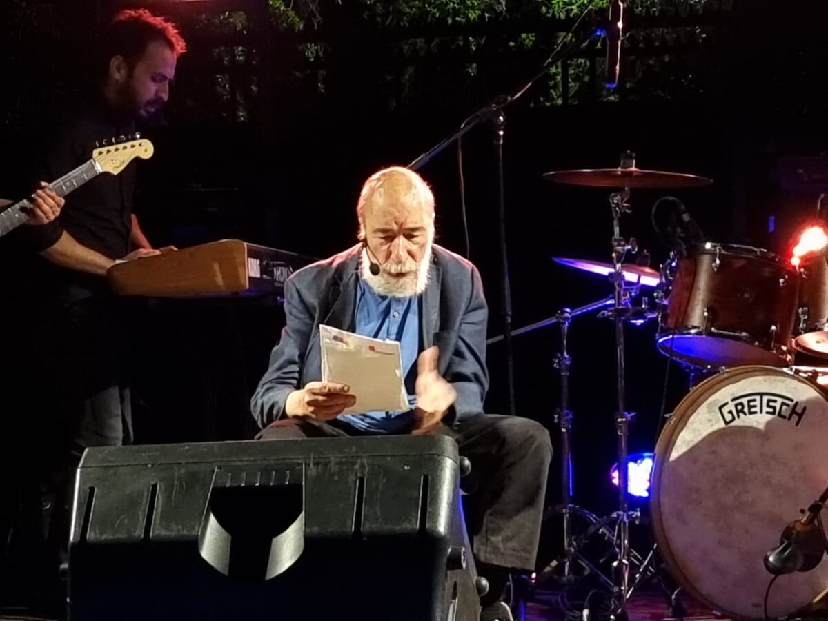 El día en que Raúl Zurita debutó con su banda de rock