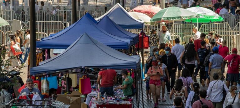 Experto analiza el comercio informal en el país y revisa sus efectos
