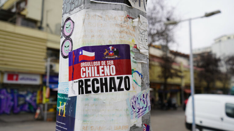 Cómo el Apruebo y el Rechazo disputan los muros en el centro de Santiago