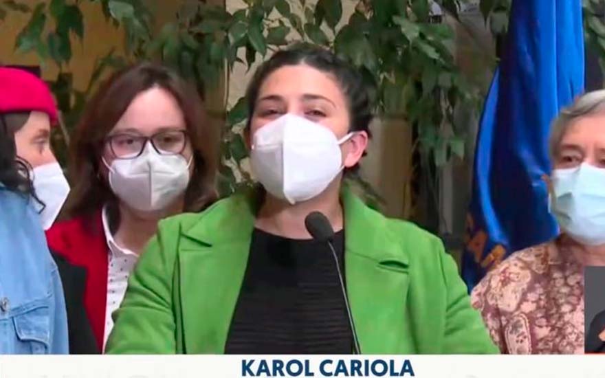 La reacción de Karol Cariola ante error del noticiero de Canal 13