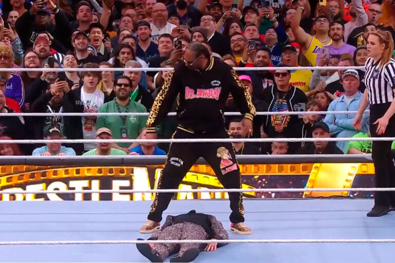 Snopp Dogg sorprende con "codazo del pueblo" en WrestleMania