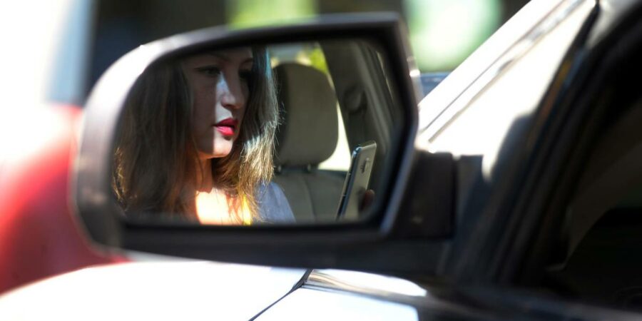 El truco casero para grabar patente en vidrios y espejos de autos