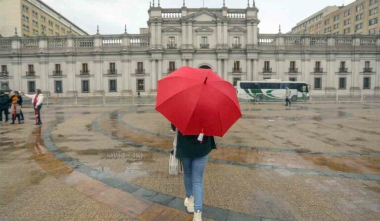 Julio viene con lluvia: Anuncian nuevo sistema frontal en Santiago