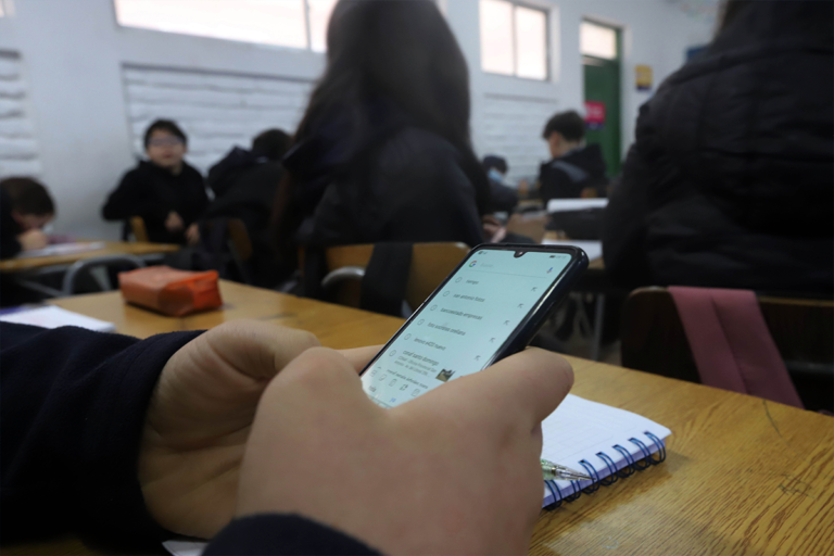 Proyecto busca prohibir el uso de celulares en salas de clases