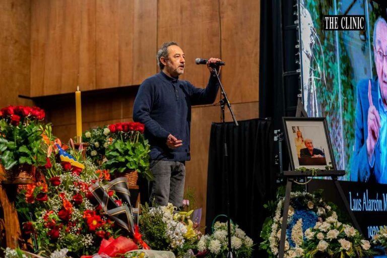 Actores despidieron a Luis Alarcón con flores y un indio de cartón