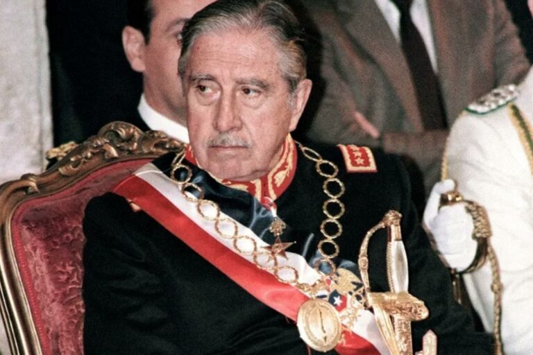 Gobierno de Argentina quita condecoraciones a Augusto Pinochet