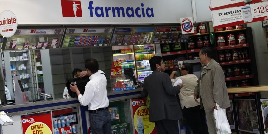 Farmacias Ahumada cambia logo inspirado en Da Vinci tras 40 años