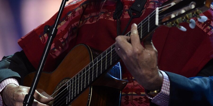 ¿Cómo se juega la rayuela, el típico deporte chileno?