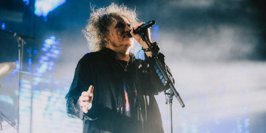 The Cure saluda a sus fans a la salida de su concierto en Chile