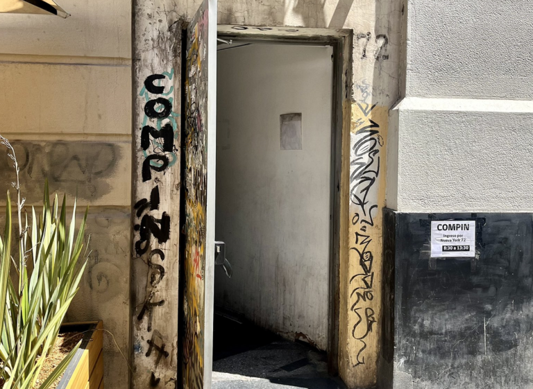 El debate por el acceso al Compin de Moneda, en Santiago Centro