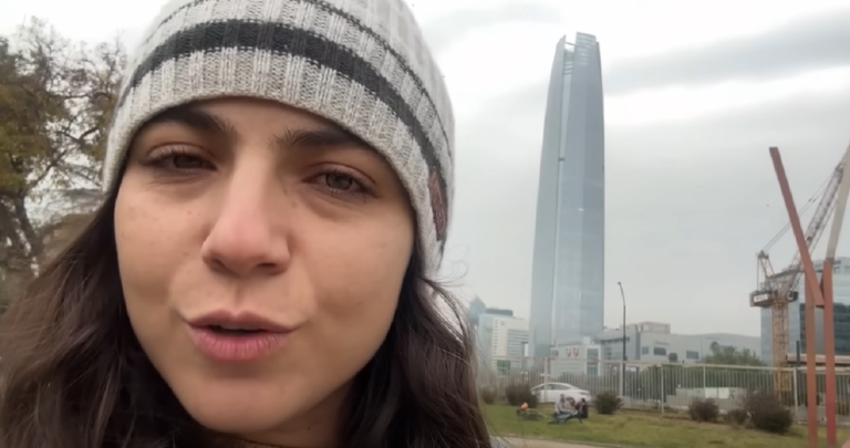 Youtuber colombiana queda anonadada con Santiago