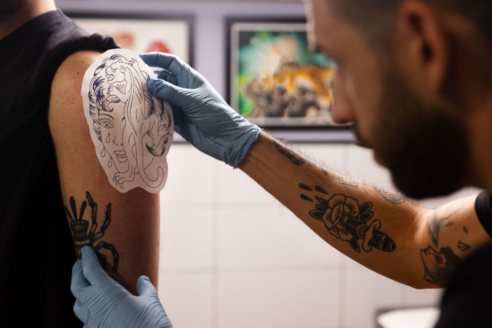 ¿Te vas a hacer tu primer tatuaje? Aprende cómo cuidarlo a corto y ...