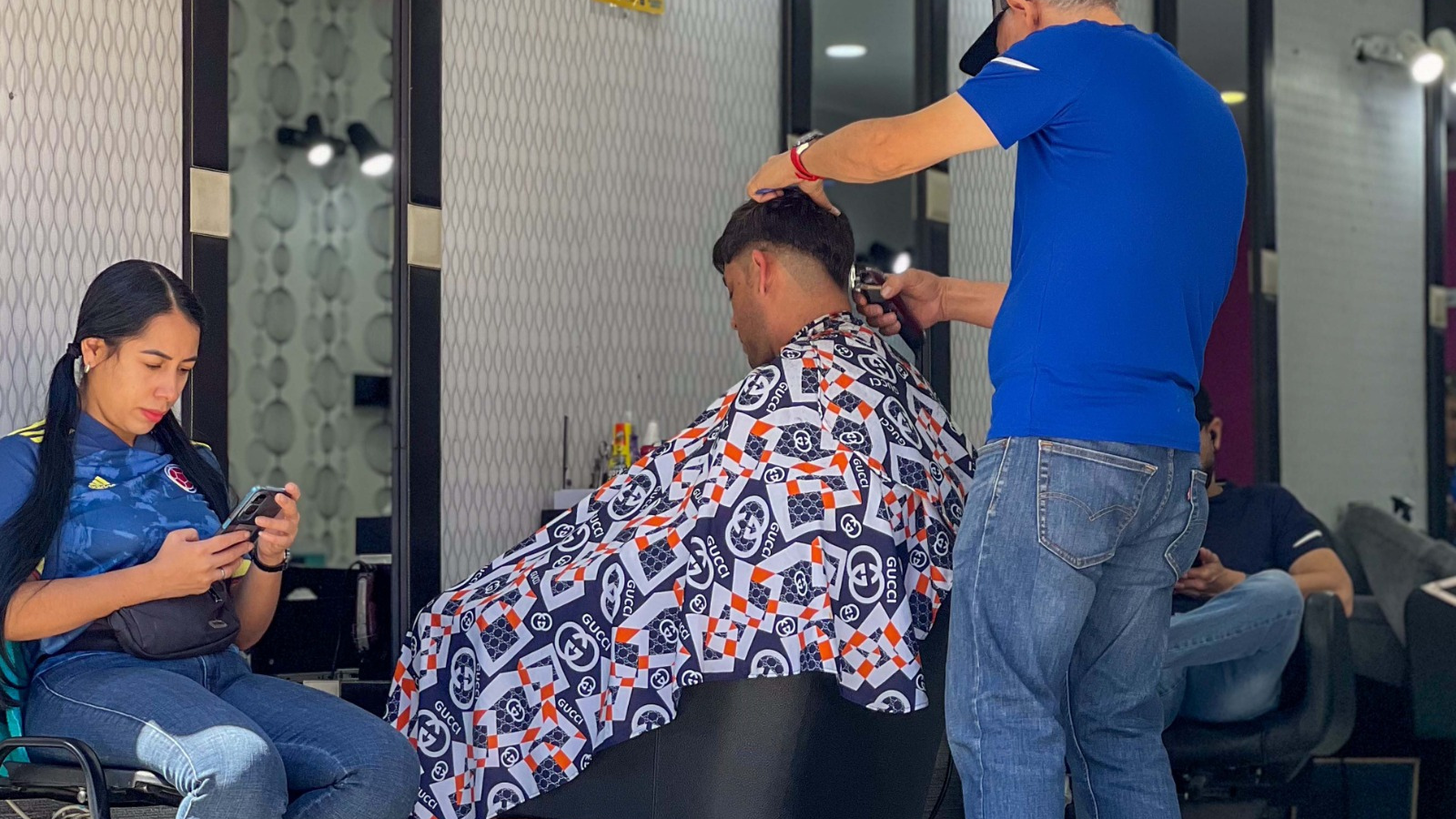 Expertos alertan por riesgo de contraer infecciones en barberías de Chile