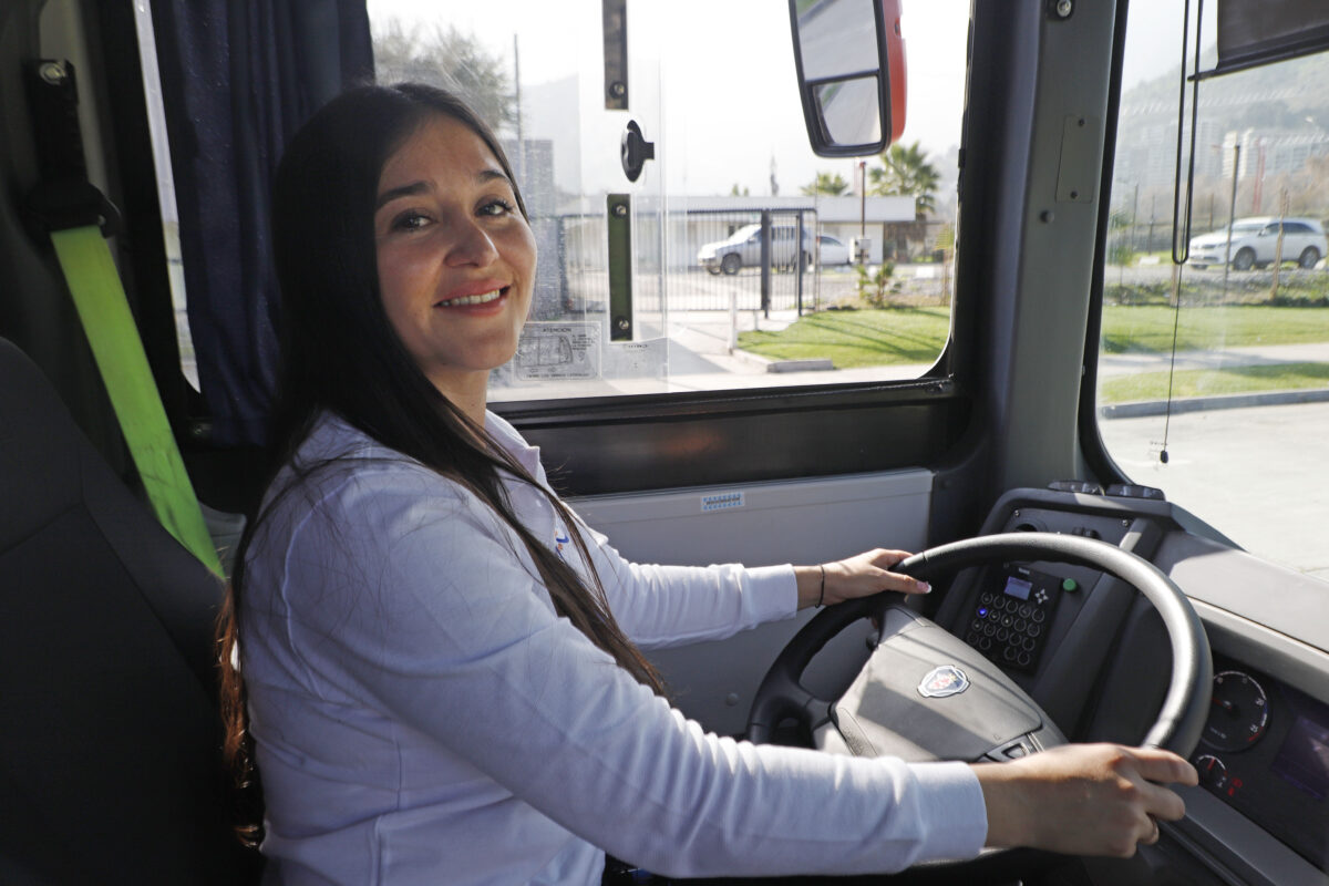 286: la micro de La Pintana a Las Condes manejada por mujeres