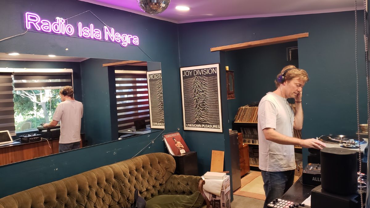 La historia de Radio Isla Negra: la estación online pionera en Chile ...