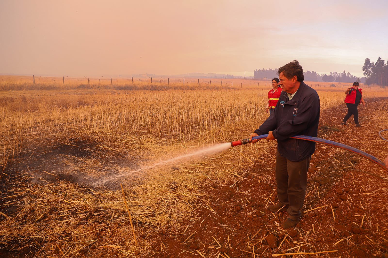 Ministro Valenzuela se defiende tras críticas por apagar una pavesa en ...