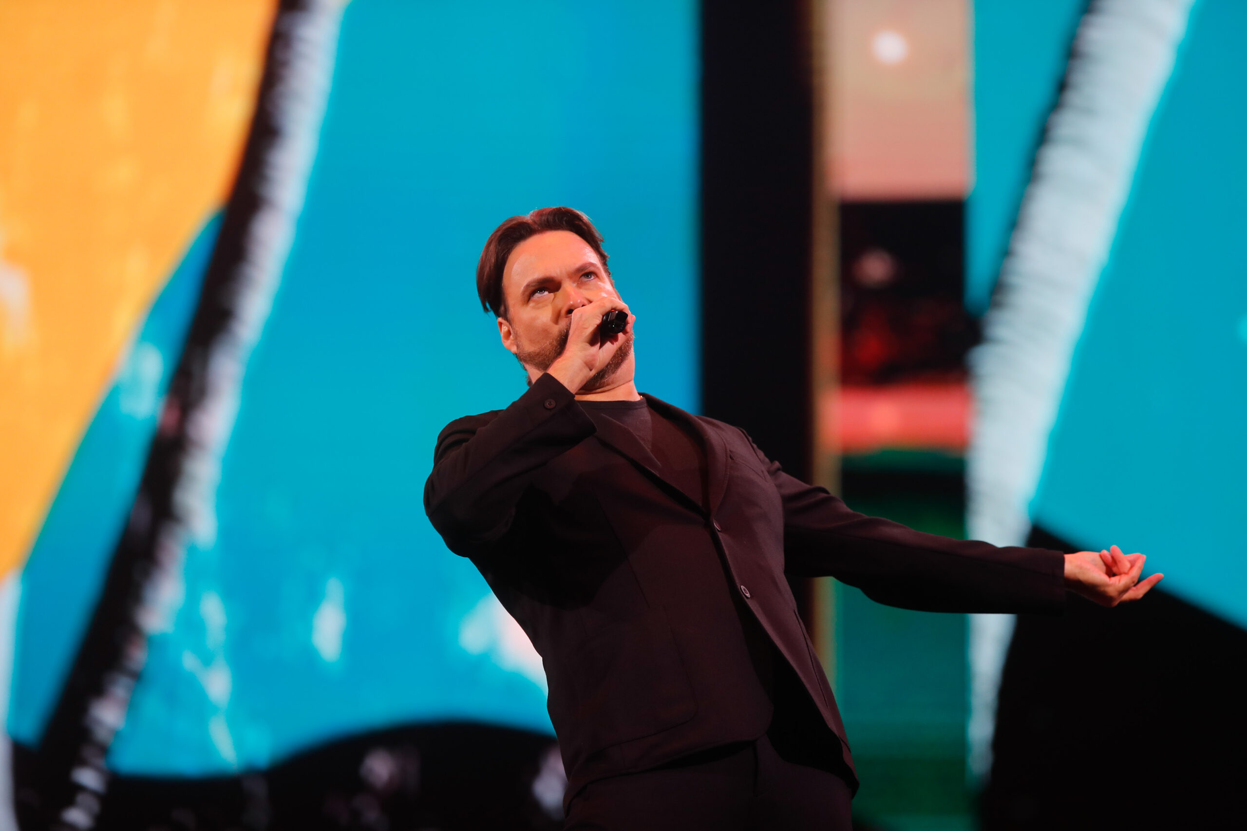 George Harris actuó con teleprompter y desoyó instrucciones