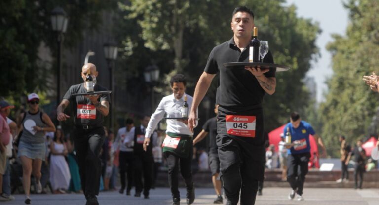 Vuelve la tradicional "Carrera de Garzones" en Paseo Bulnes