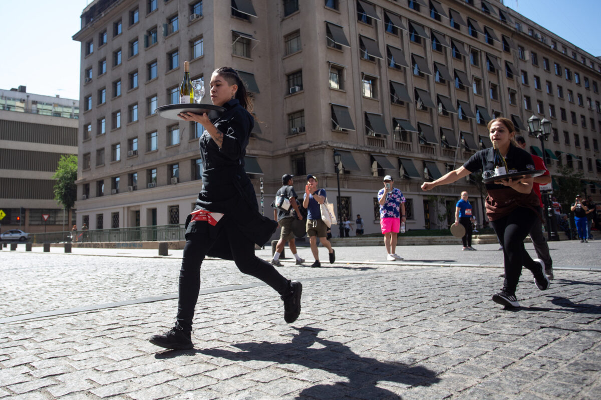 Vuelve la tradicional "Carrera de Garzones" en Paseo Bulnes