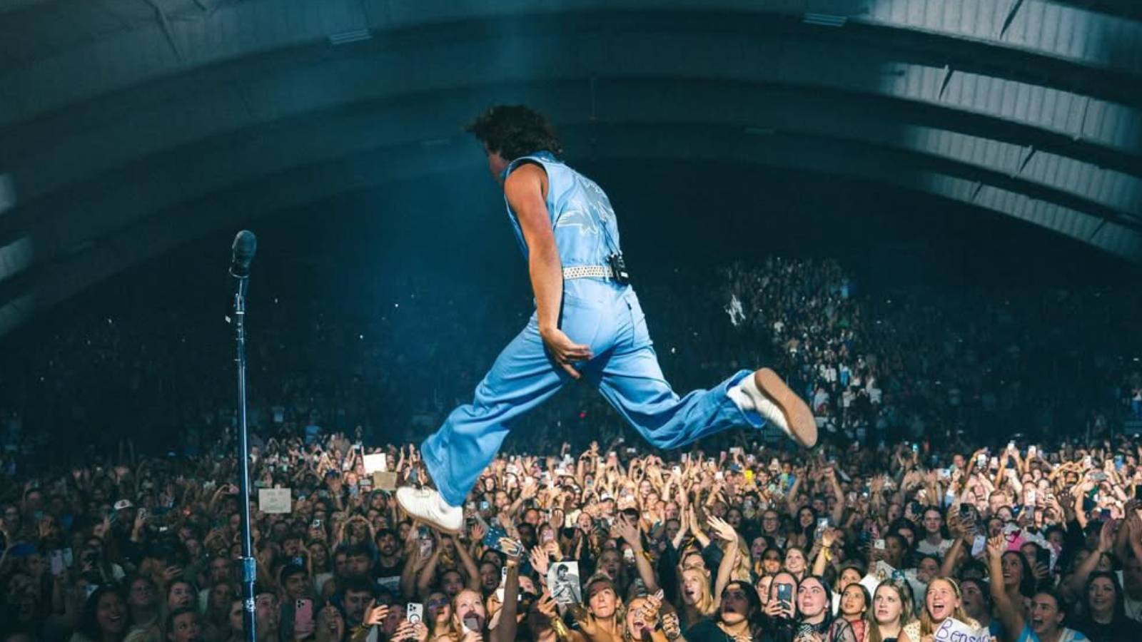 Benson Boone, el cantante pop que llega a Lollapalooza Chile