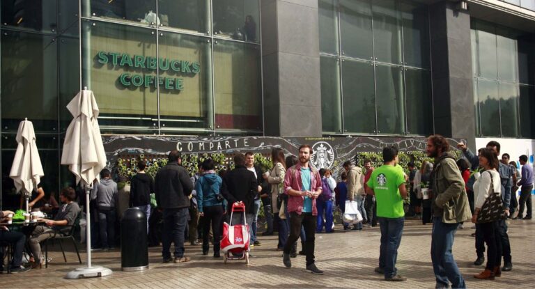Aumenta a 67 los locales de Starbucks cerrados en el país