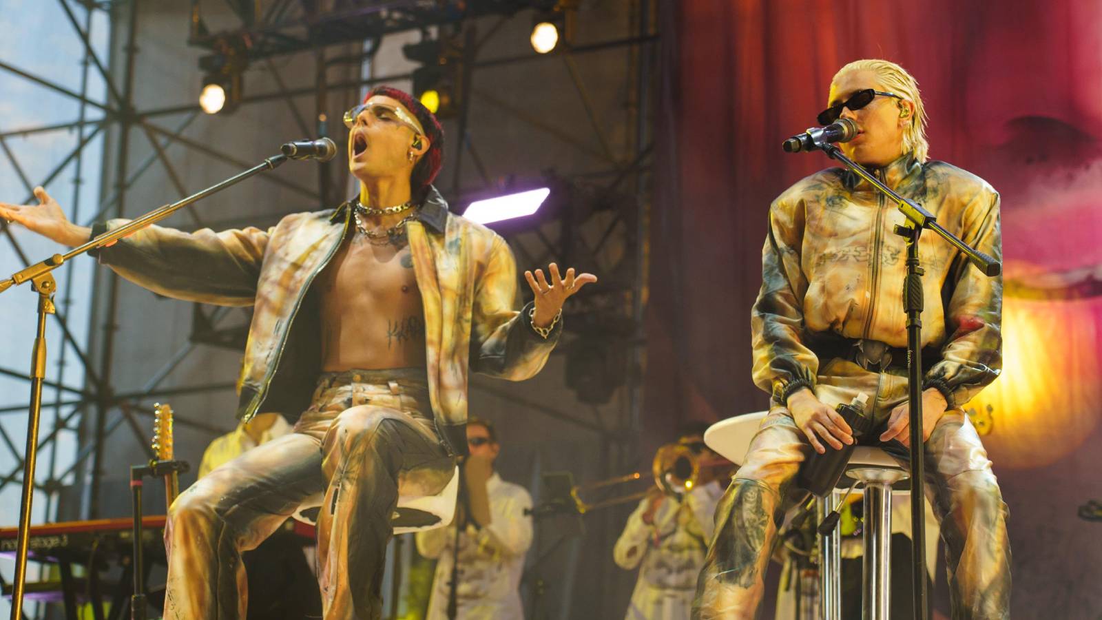 A CA7RIEL y Paco Amoroso les quedó chico el escenario de Lollapalooza 2025