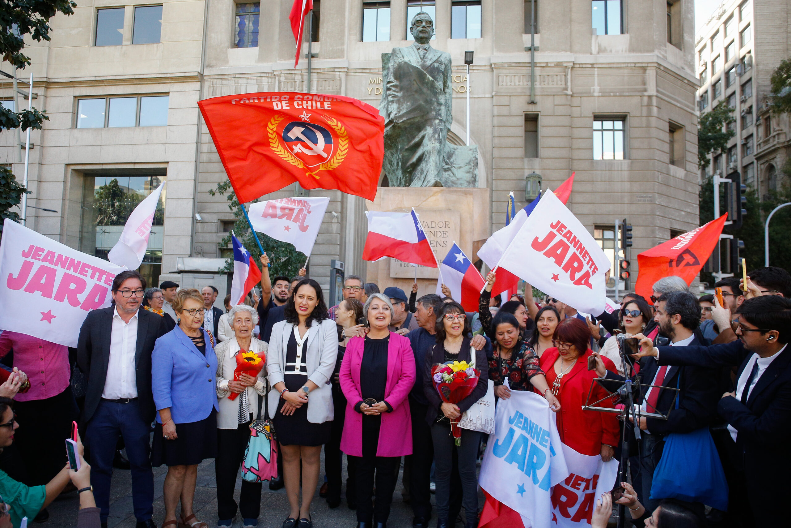 Con un jingle, banderas con su nombre y retirándose en auto particular ...