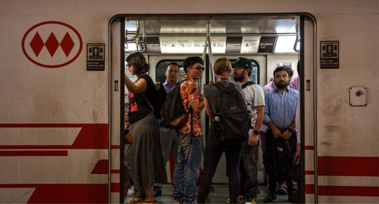 Nueva falla en Metro de Santiago genera retrasos en frecuencia de trenes en Línea 2