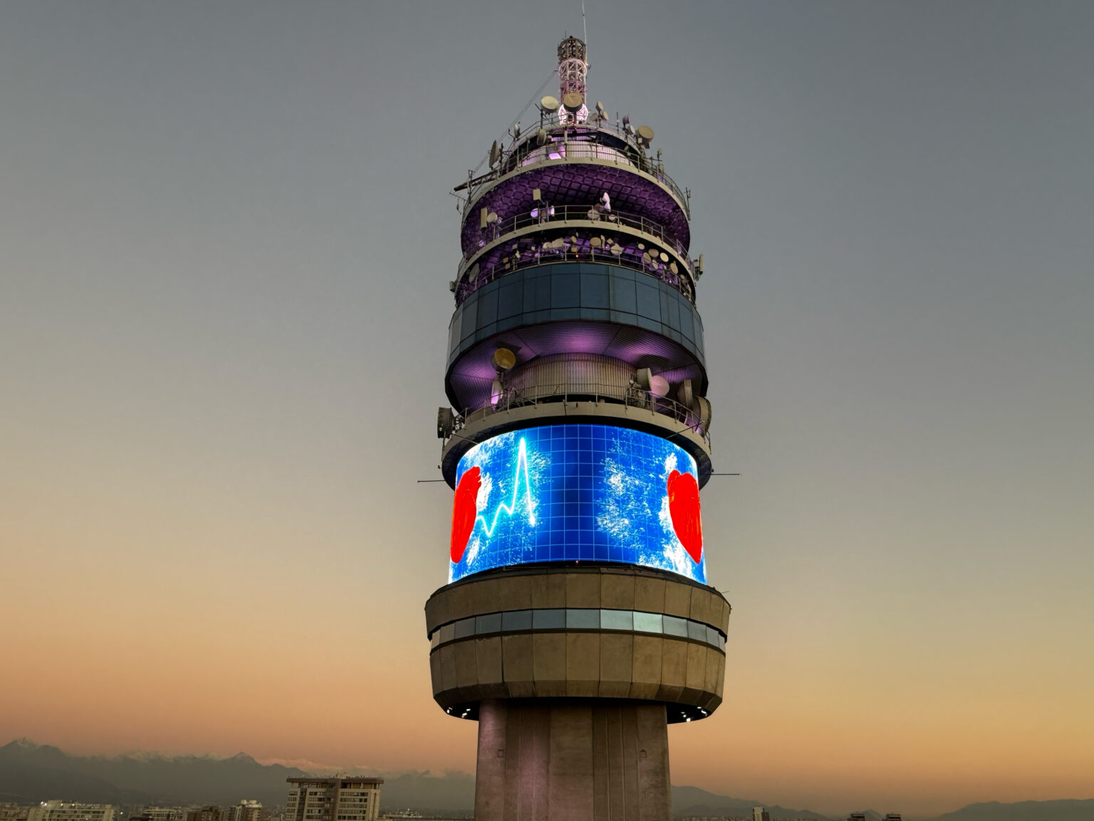 “Única en el mundo”: Torre Entel inaugura su nueva pantalla 360°