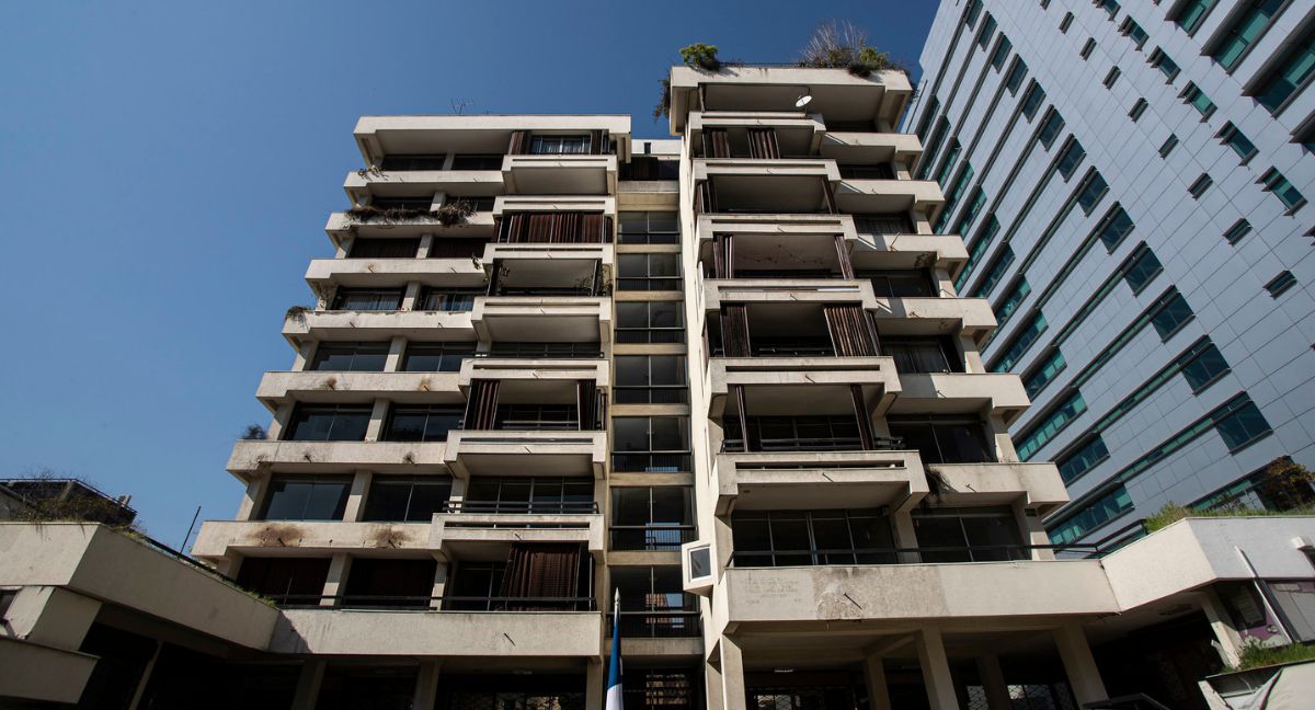El edificio fantasma de El Golf: vecinos que se niegan a abandonar el recinto acusan ...