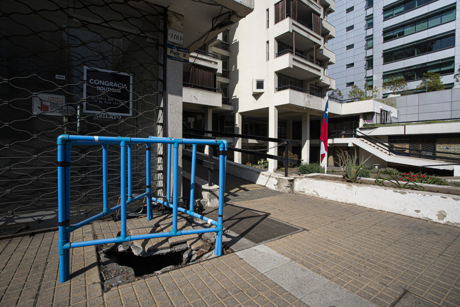 El edificio fantasma de El Golf: vecinos que se niegan a abandonar el ...