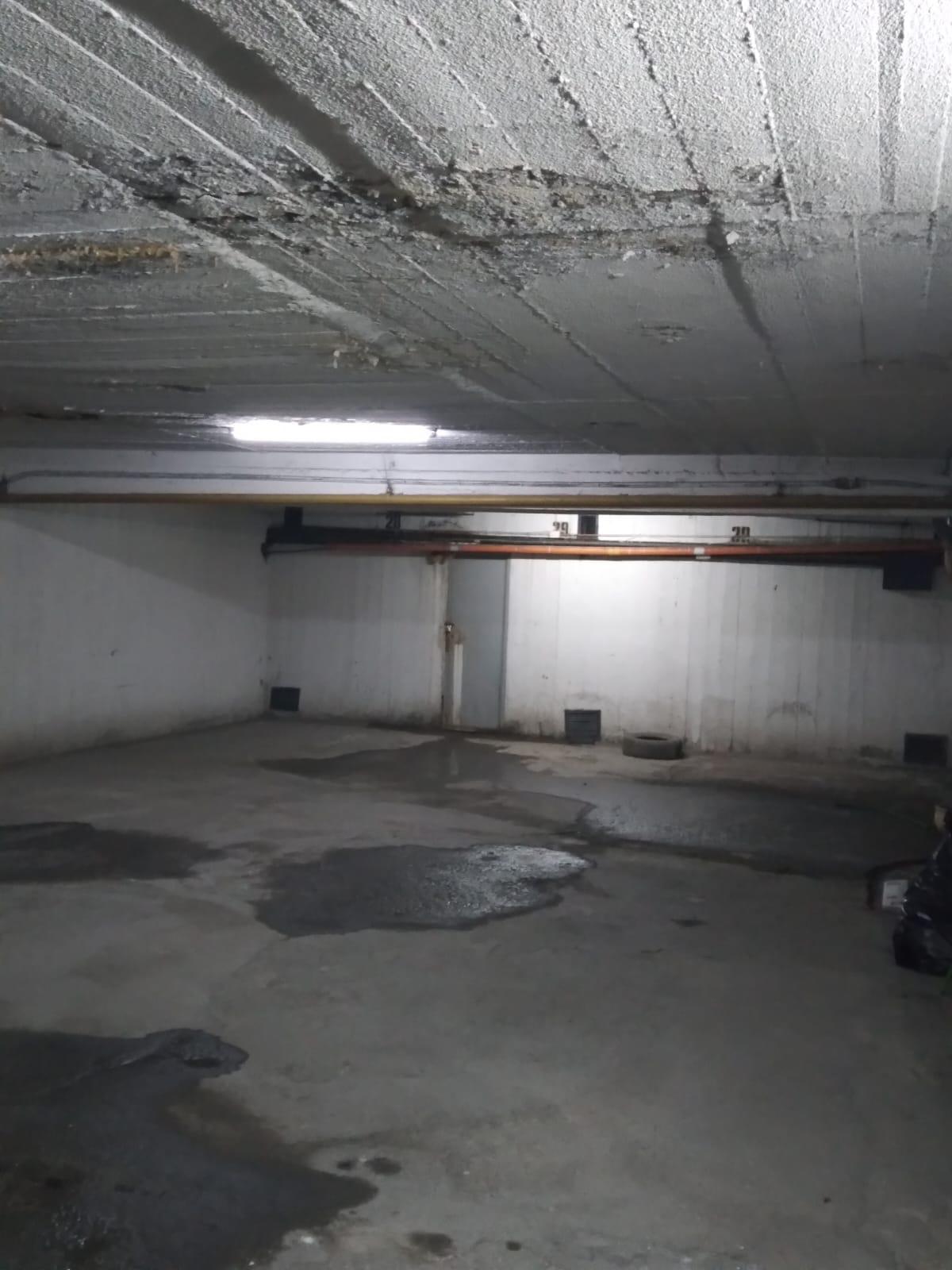 El edificio fantasma de El Golf: vecinos que se niegan a abandonar el recinto acusan ...