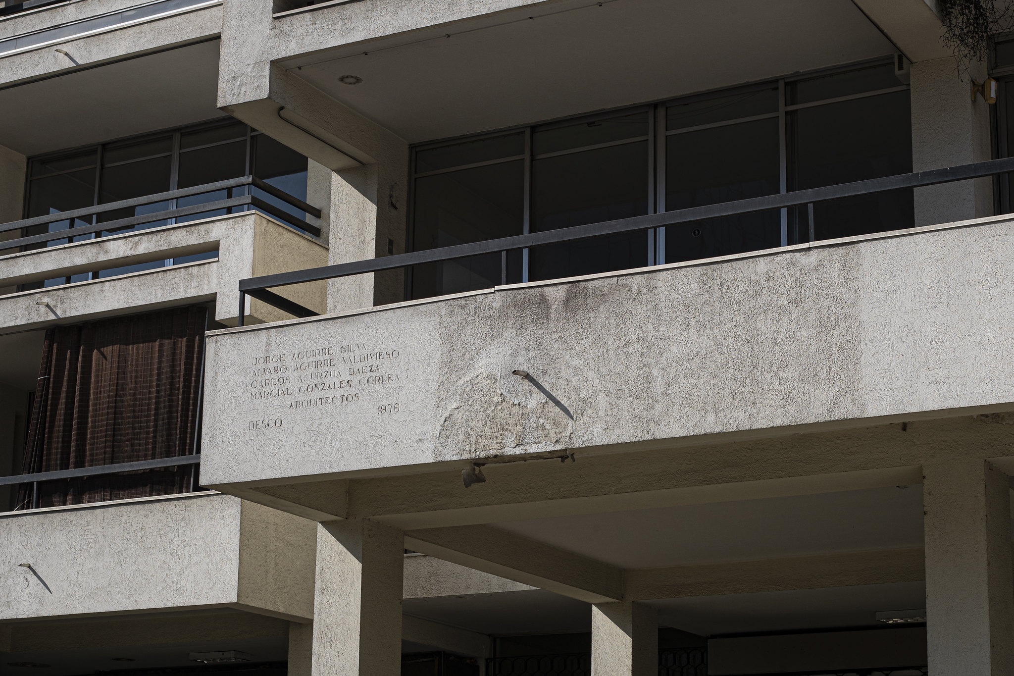 El edificio fantasma de El Golf: vecinos que se niegan a abandonar el recinto acusan ...