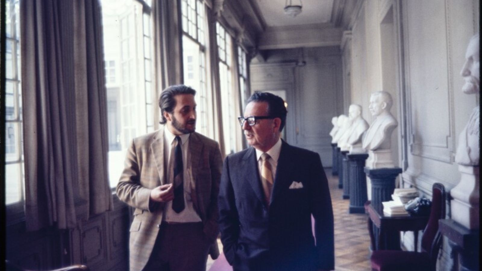 La historia del fotógrafo estadounidense que guardó fotos de Salvador Allende por 50 años y que ...