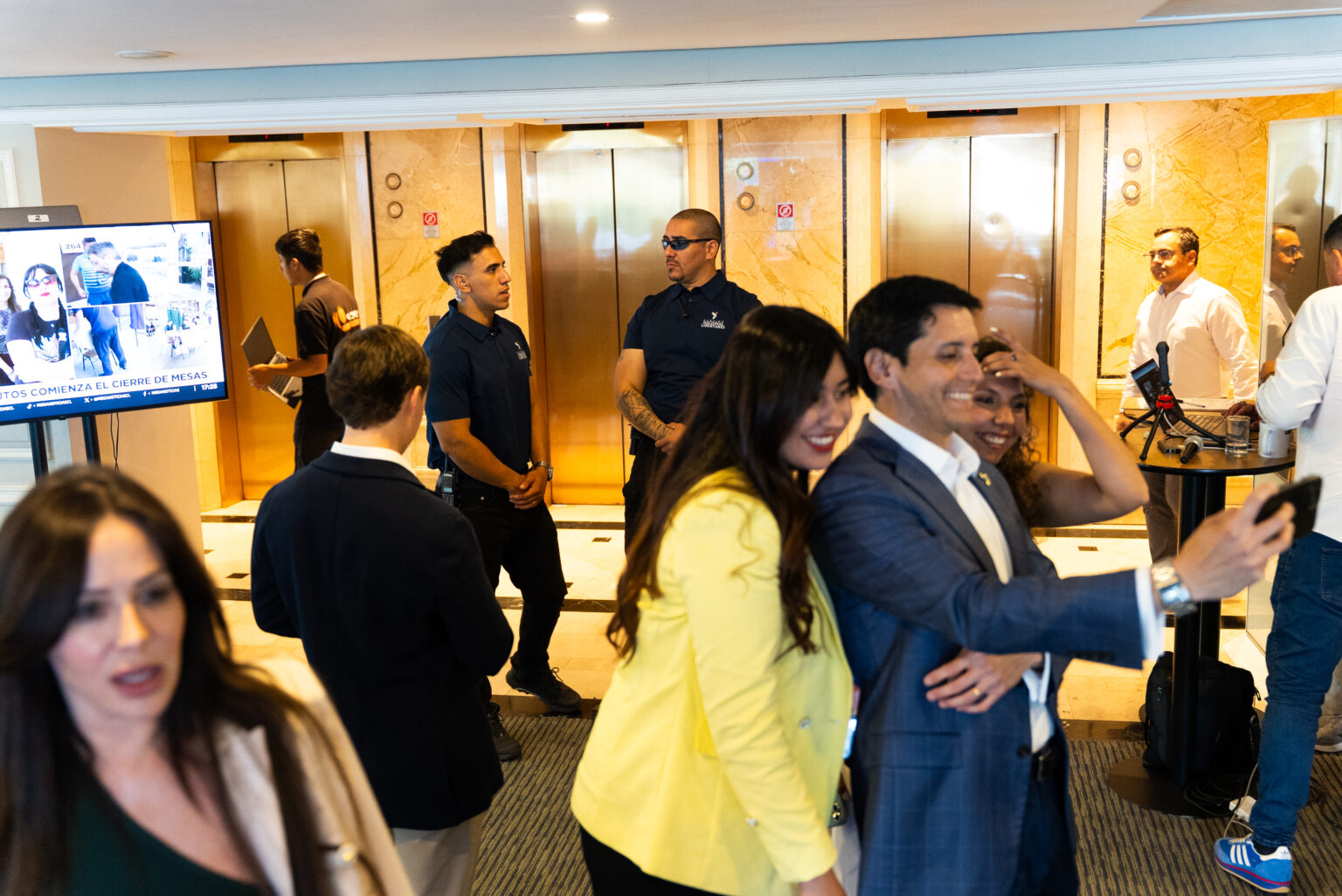 Cierre ceremonioso con dress code formal y el apoyo de su hermano Axel ...